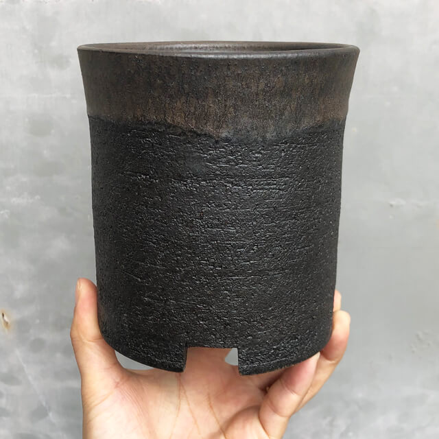 【楽天市場】KAMIYAMA -ZUNDO- POT【金彩 4号】12cm×12cm かみ山陶器 寸胴 鉢 黒 信楽焼 底穴大きい トール ...