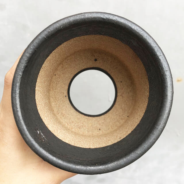 【楽天市場】KAMIYAMA -ZUNDO- POT【BLACK 3.5号】10cm×11cm かみ山陶器 寸胴 鉢 黒 信楽焼 底穴大きい ...